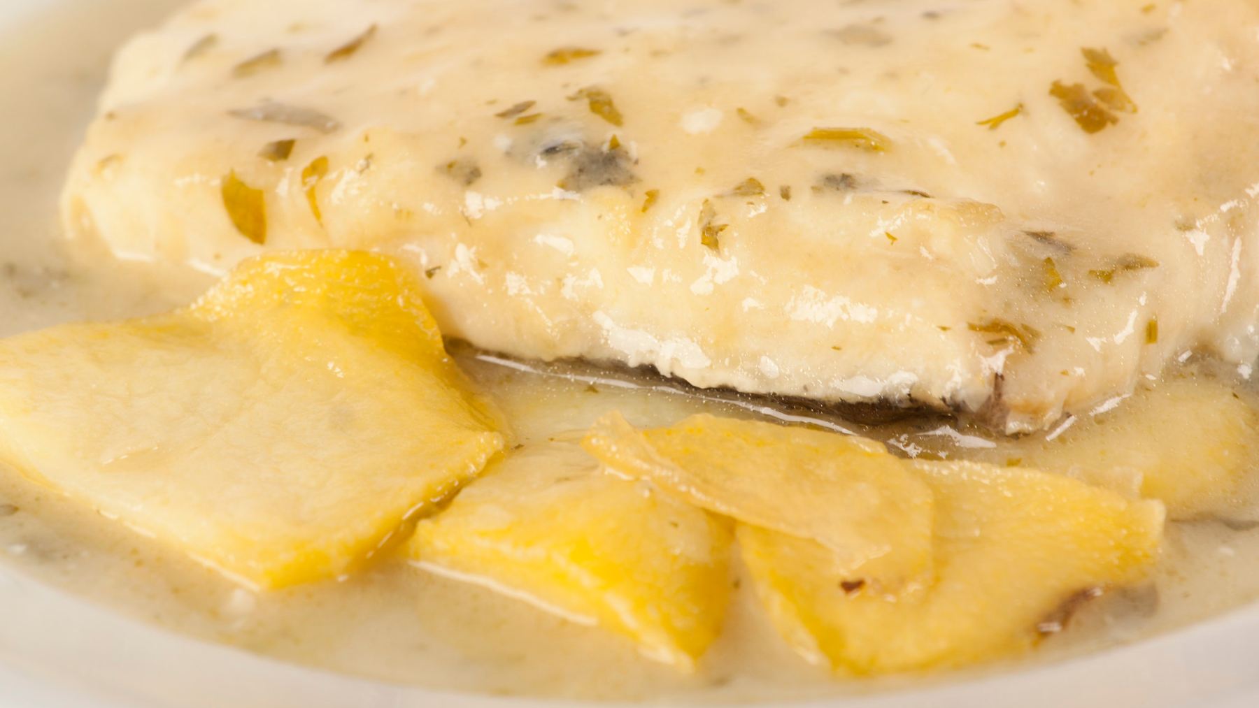 Barbos al horno con salsa de alcaparras y limón - Receta Rápida y Fácil